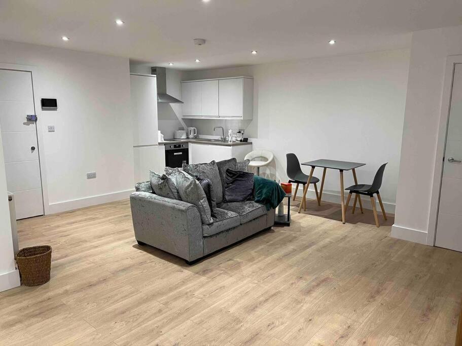 Large Cosy Maidstone Studio Flat, Kent (updated prices 2026)