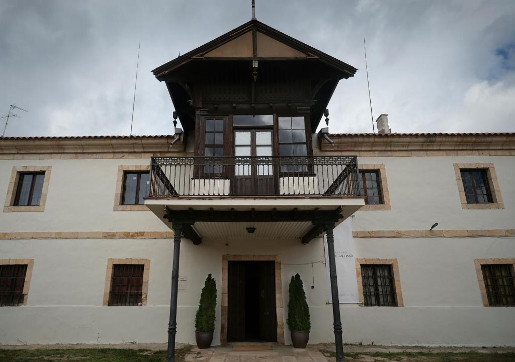 CASA RURAL PALACIO CONDE DE ALDANA con piscina entre encinares y ...
