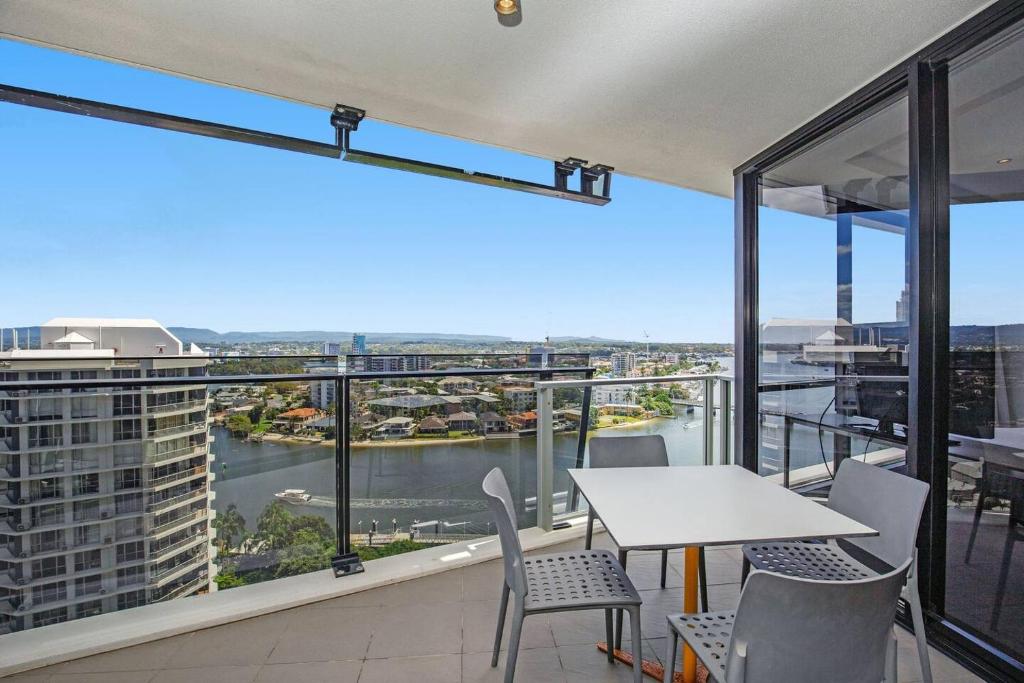 Central and Scenic Riverside Retreat at Surfers, Gold Coast (updated ...