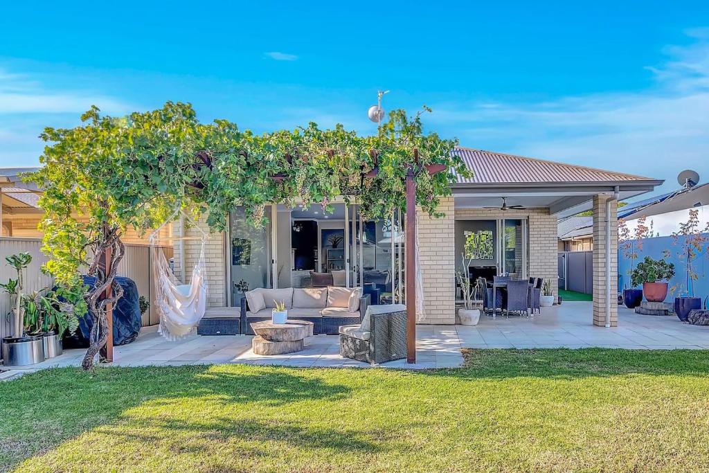 'The Grapevine' An Indoor-Outdoor Urban Retreat, Adelaide (updated ...