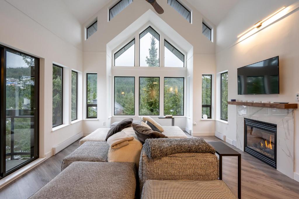 Newly Renovated! Spacious 3 bedrooms plus enclosed loft bedroom and TV ...