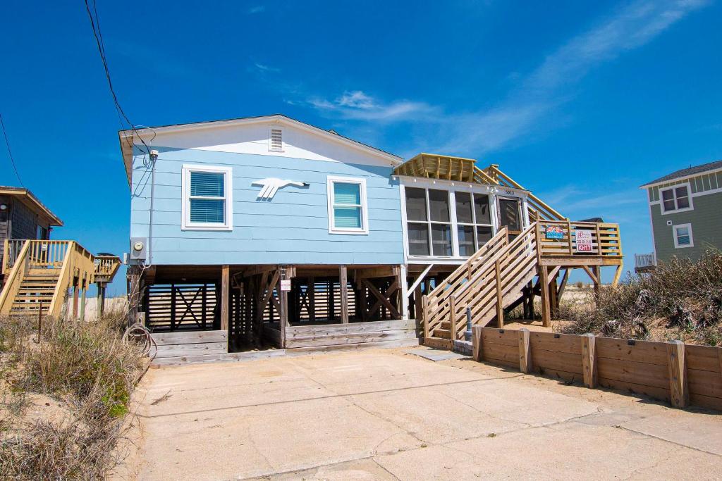 KH17, Down by the Sea- Oceanfront, Ocean Views, Screened porch, Kitty ...
