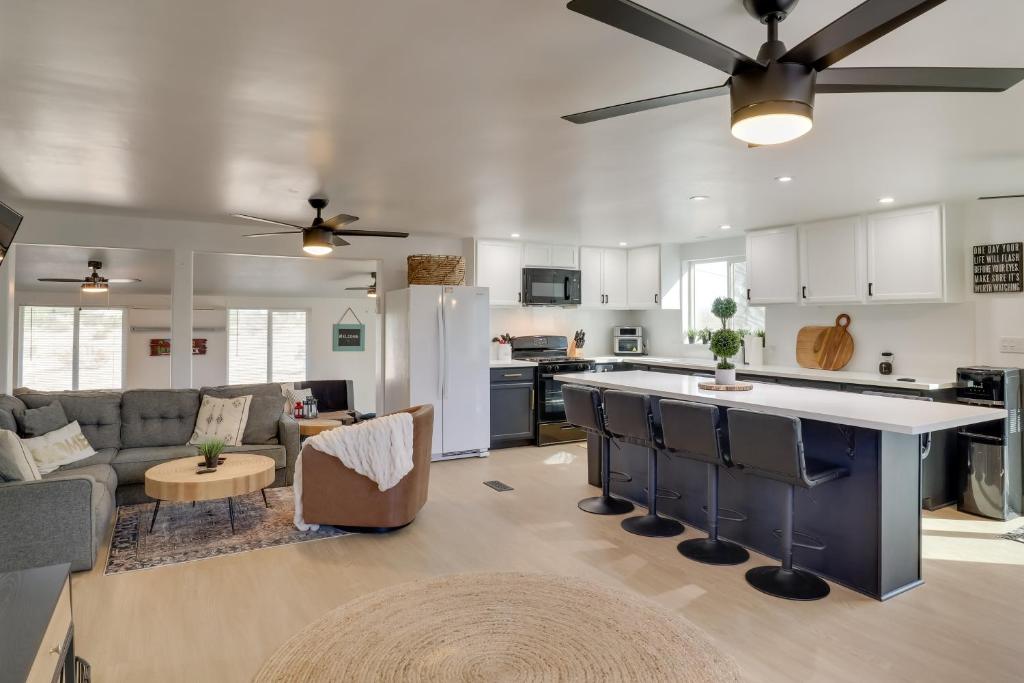 Updated Topock Home with Deck and Fire Pit!, Topock (updated prices 2025)