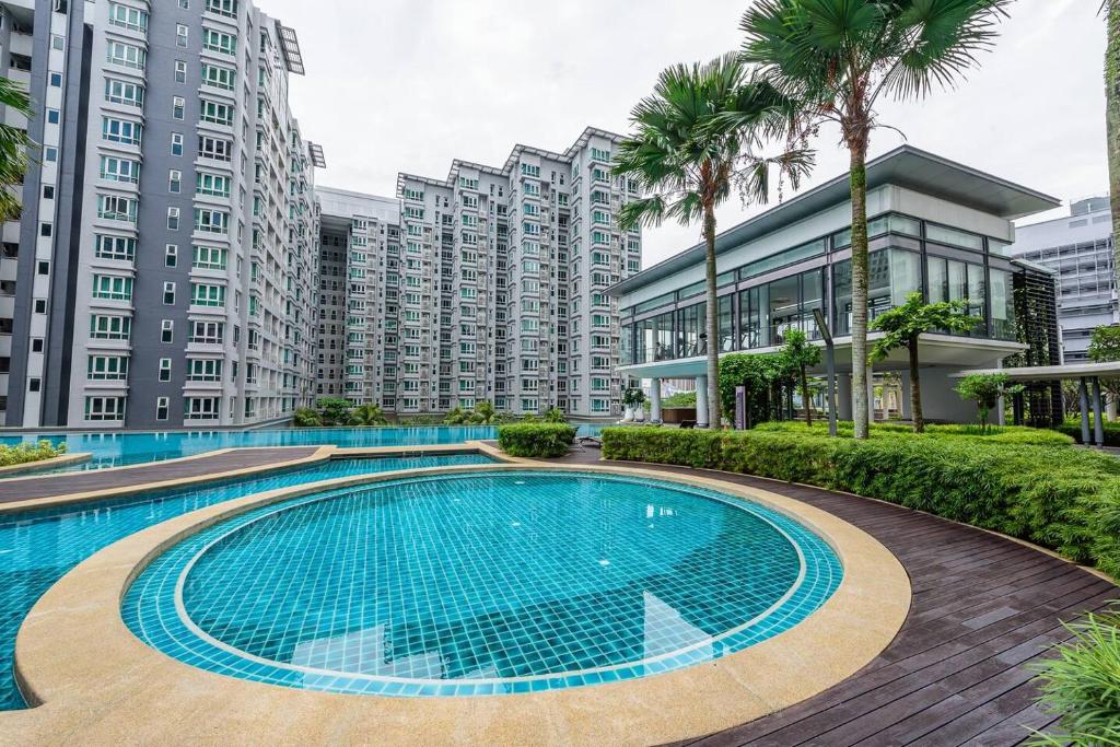 Cozy KL Sunway Velocity Residence for 1-5pax connected to MRT & Malls ...