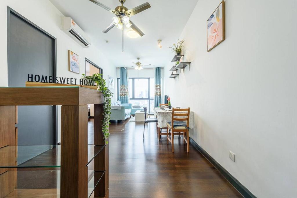 Cozy KL Sunway Velocity Residence for 1-5pax connected to MRT & Malls ...