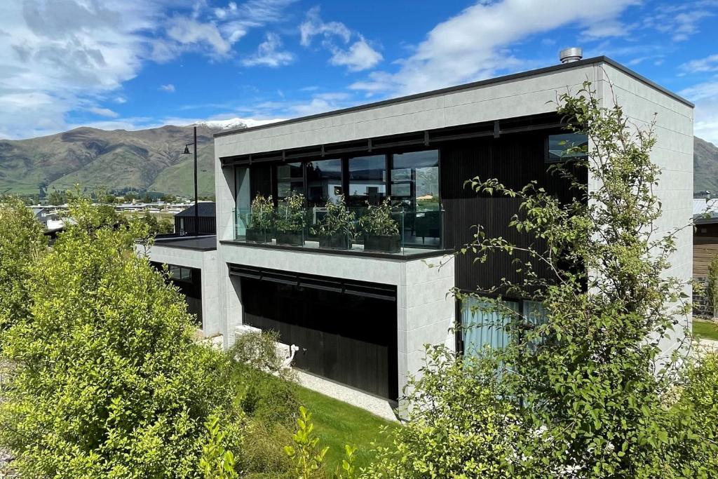 Luxurious Lake and Alpine Views, Wanaka (updated prices 2025)