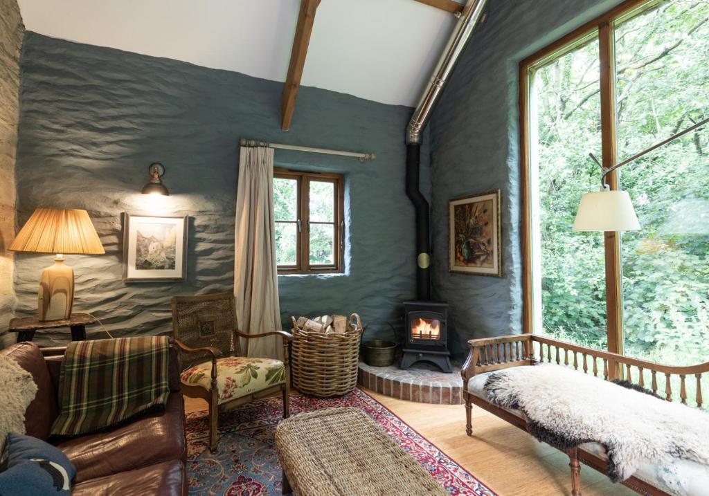 Penbanc Bach, Moylgrove (updated prices 2025)