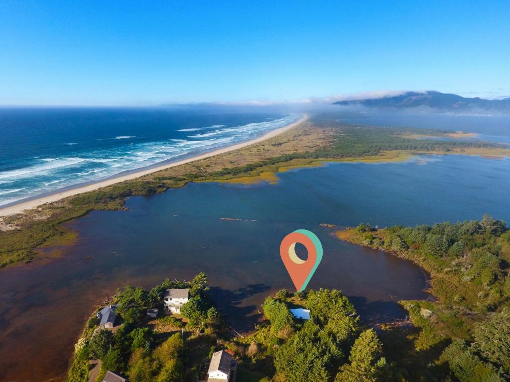 Tranquil Tides- Cape Meares Lakefront Beach Home, Tillamook (updated prices 2025)