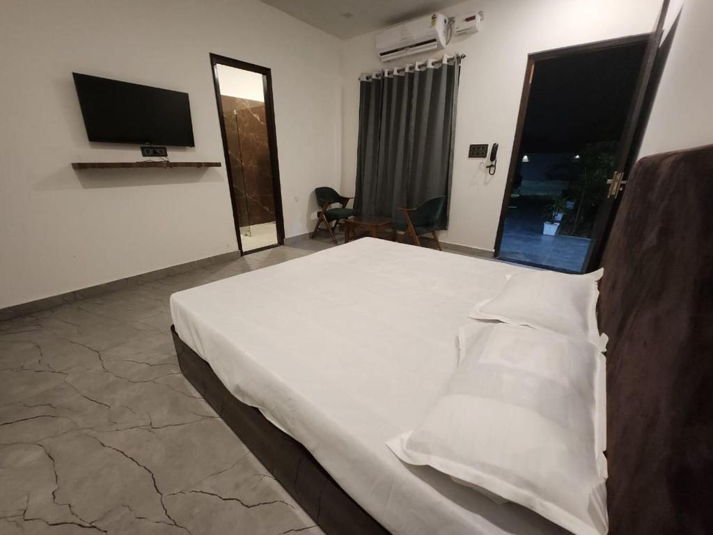 The Lagoon, Samālkha (updated prices 2026)