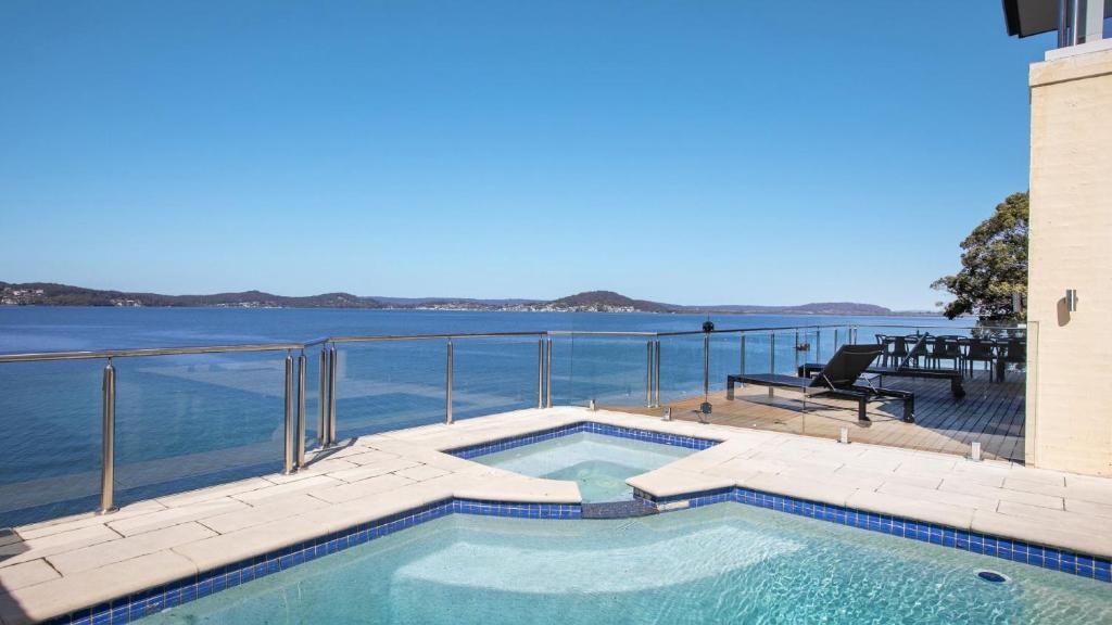 Waters Edge - Point Clare - Pool - Spa - Private Jetty, Point Clare ...