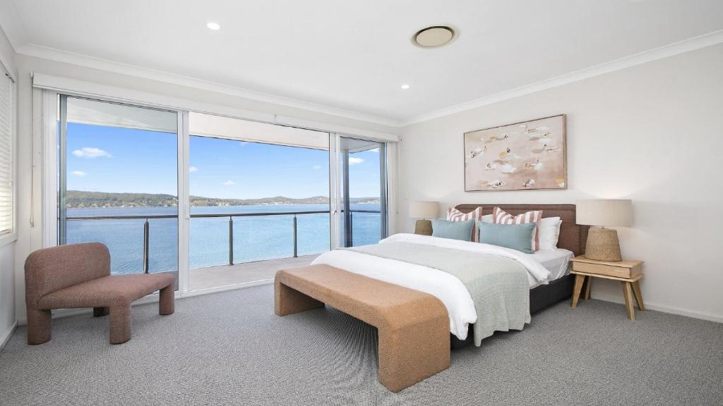 Waters Edge - Point Clare - Pool - Spa - Private Jetty, Point Clare (updated prices 2025)