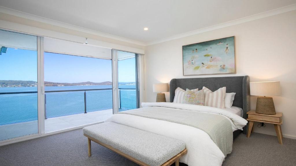 Waters Edge - Point Clare - Pool - Spa - Private Jetty, Point Clare (updated prices 2025)