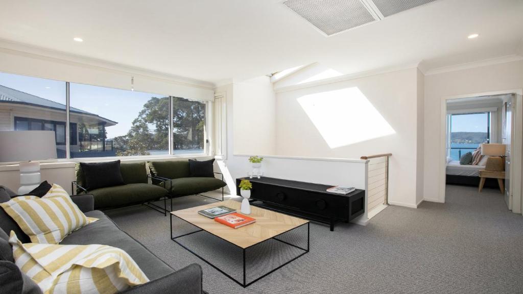 Waters Edge - Point Clare - Pool - Spa - Private Jetty, Point Clare ...