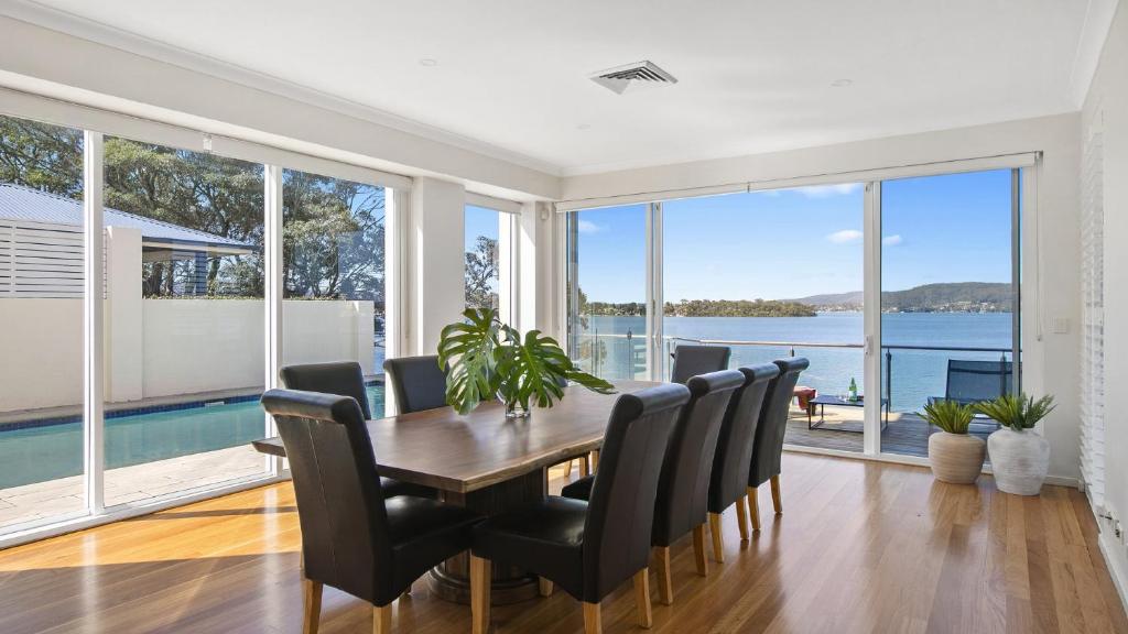 Waters Edge - Point Clare - Pool - Spa - Private Jetty, Point Clare ...