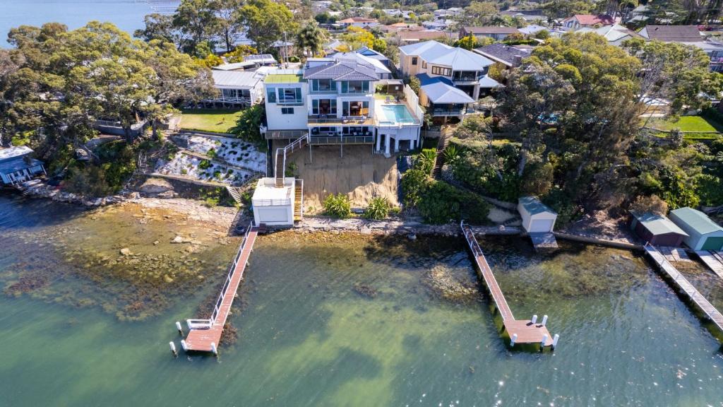 Waters Edge - Point Clare - Pool - Spa - Private Jetty, Point Clare ...