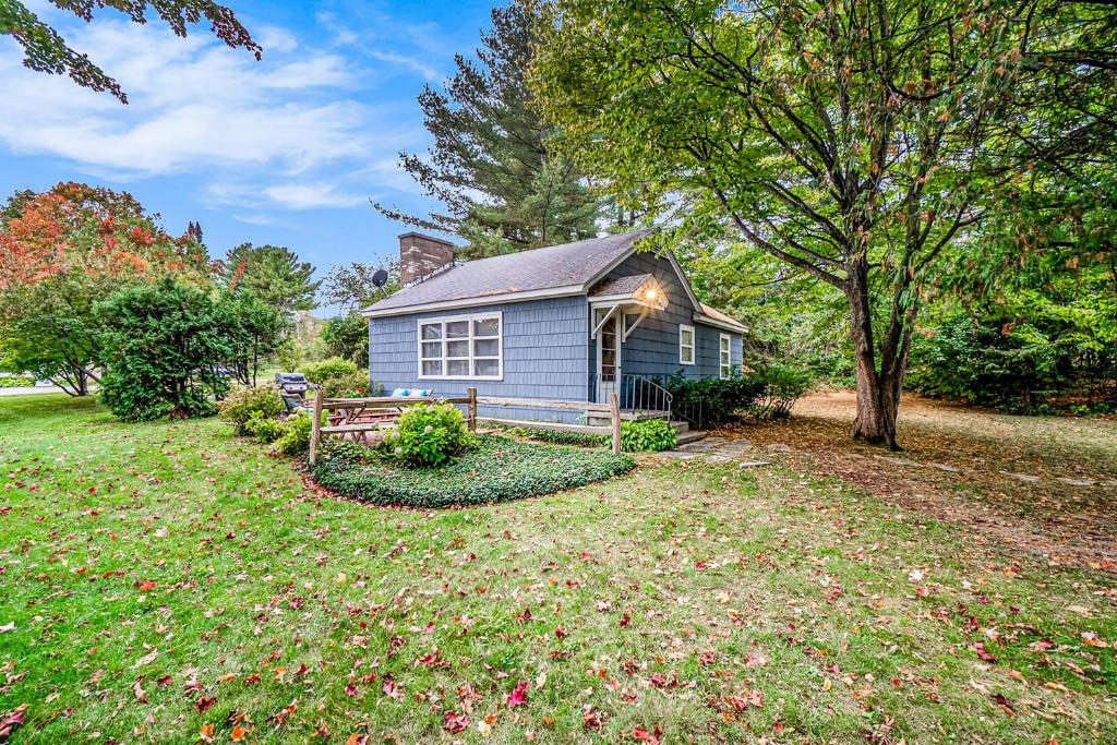 Lakefront Charmer - Guest House, Suttons Bay (updated prices 2025)