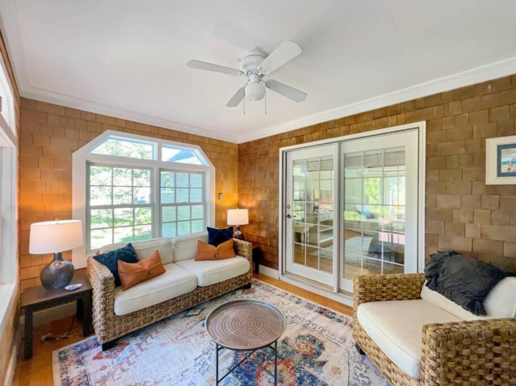 The Burkeshire Manor - Charming Family Home, Oak Bluffs – Preços ...