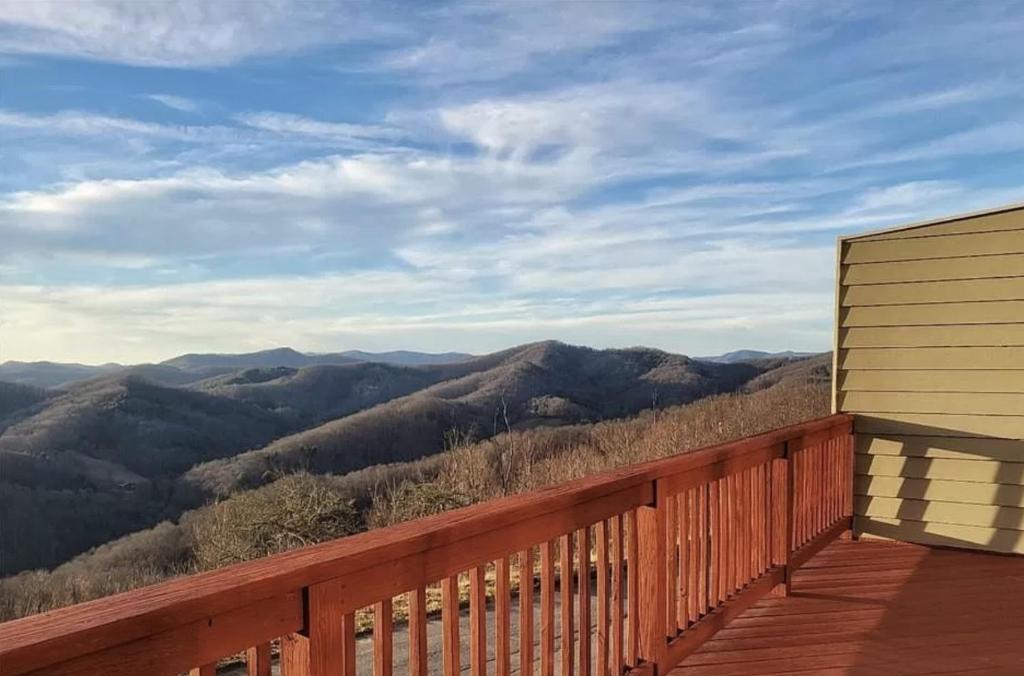 Sunset Summit Modern Mountain Retreat with Stunning Views, close to ...