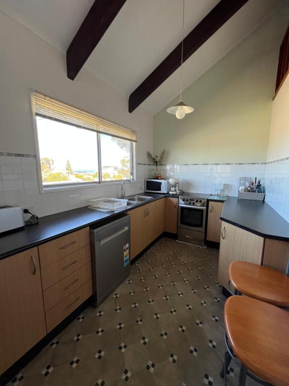 Simple Shack by the Beach, Callala Beach (updated prices 2025)