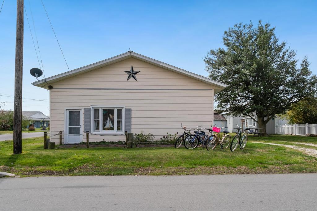 Bayside cottage steps from the harbor, Rock Hall (updated prices 2026)