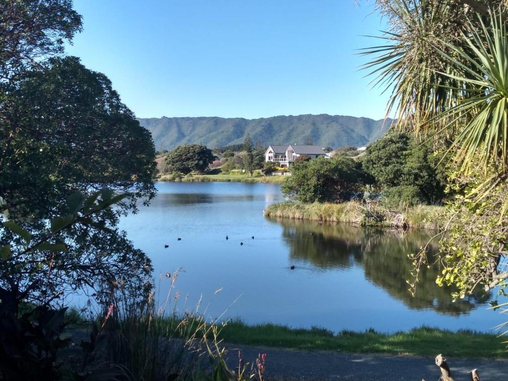 By the lagoon in Waikanae Beach, Waikanae (aktualisierte Preise für 2025)