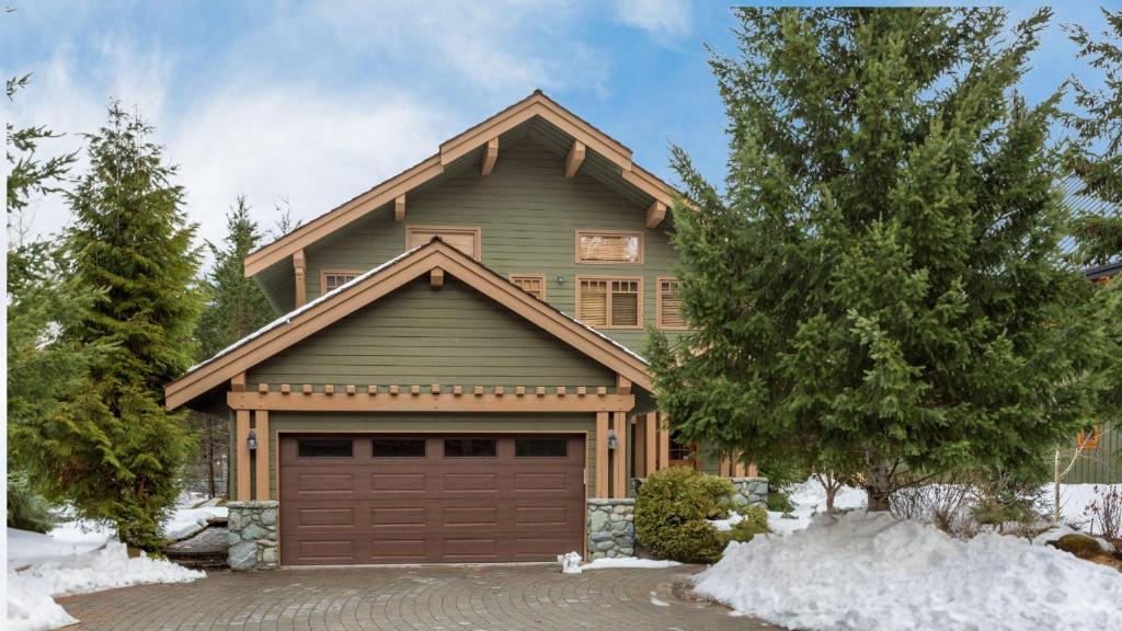 Meadow Green Chalet - Family Chalet, Golf Course, Hot Tub, BBQ, Garden ...