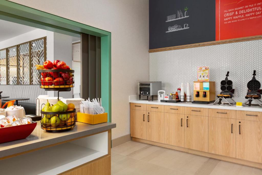 Hampton Inn & Suites San Mateo-San Francisco Airport, San Mateo ...