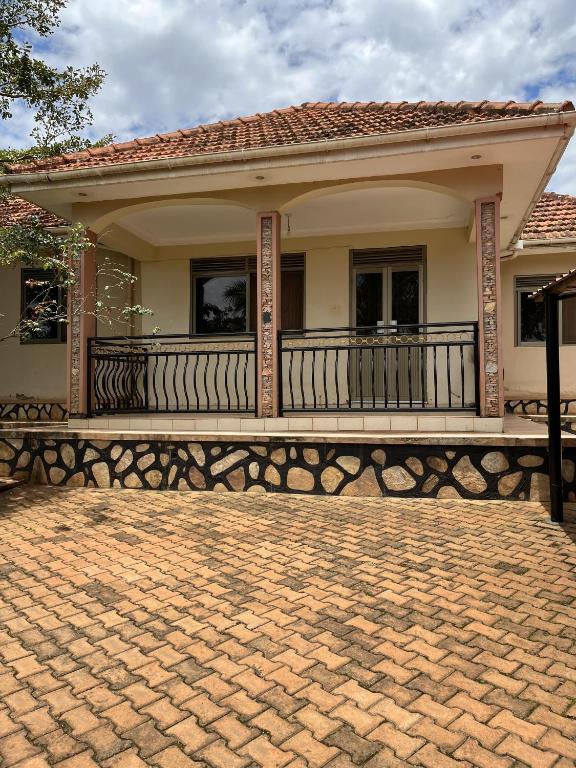 Inviting 3-Bed House in Akright City Jennifers, Buzzi (updated prices 2024)