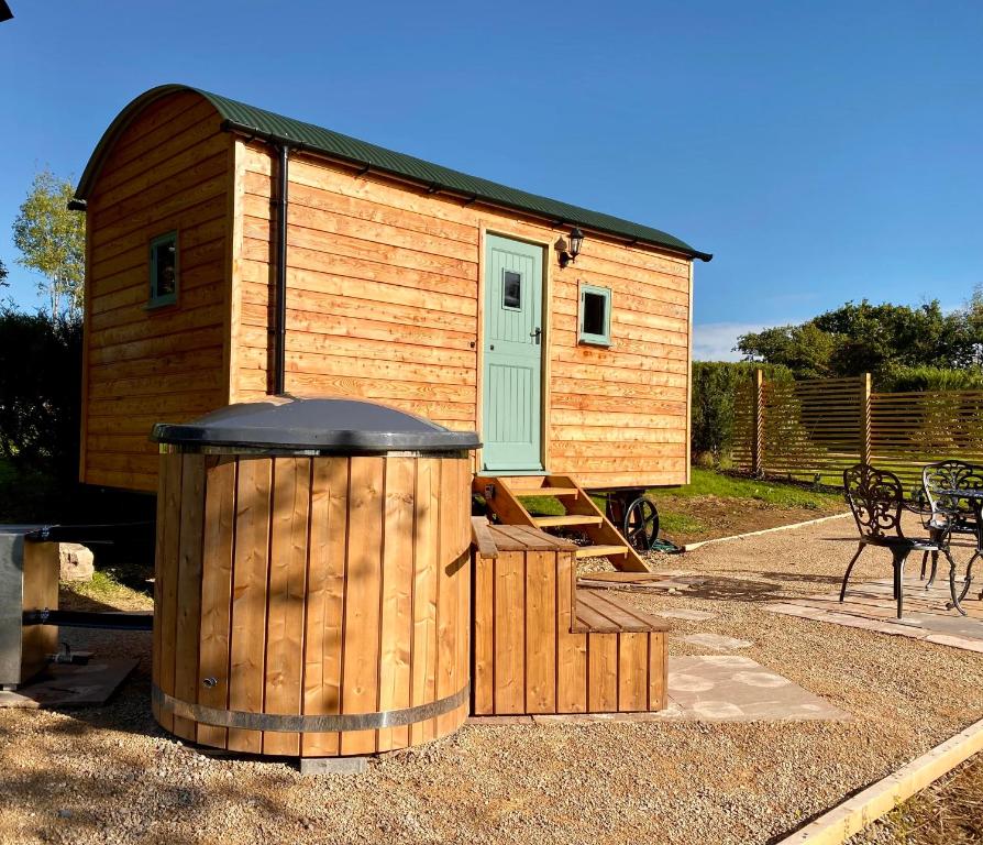 Romantic Shepherd Hut, Hot Tub, Firepit, Views, Leominster – Precios actualizados 2024