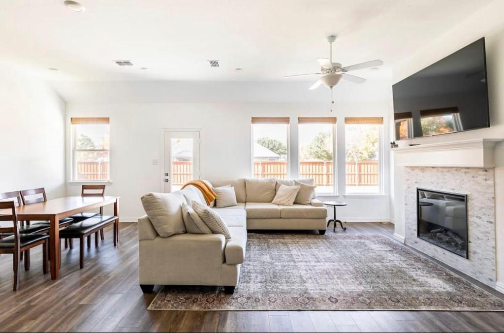 Entire Modern House~3bedroom~New, Haslet (updated prices 2026)