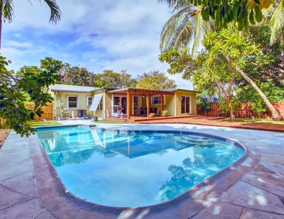 Tranquil Poolside Bliss Pergola Deck Turf Yard, Fort Lauderdale ...