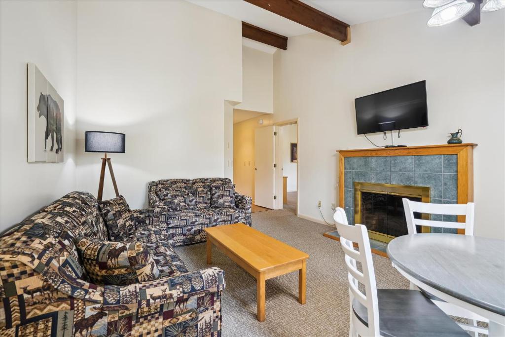Cedarbrook Deluxe Two Bedroom Suite with outdoor heated pool 10304 ...