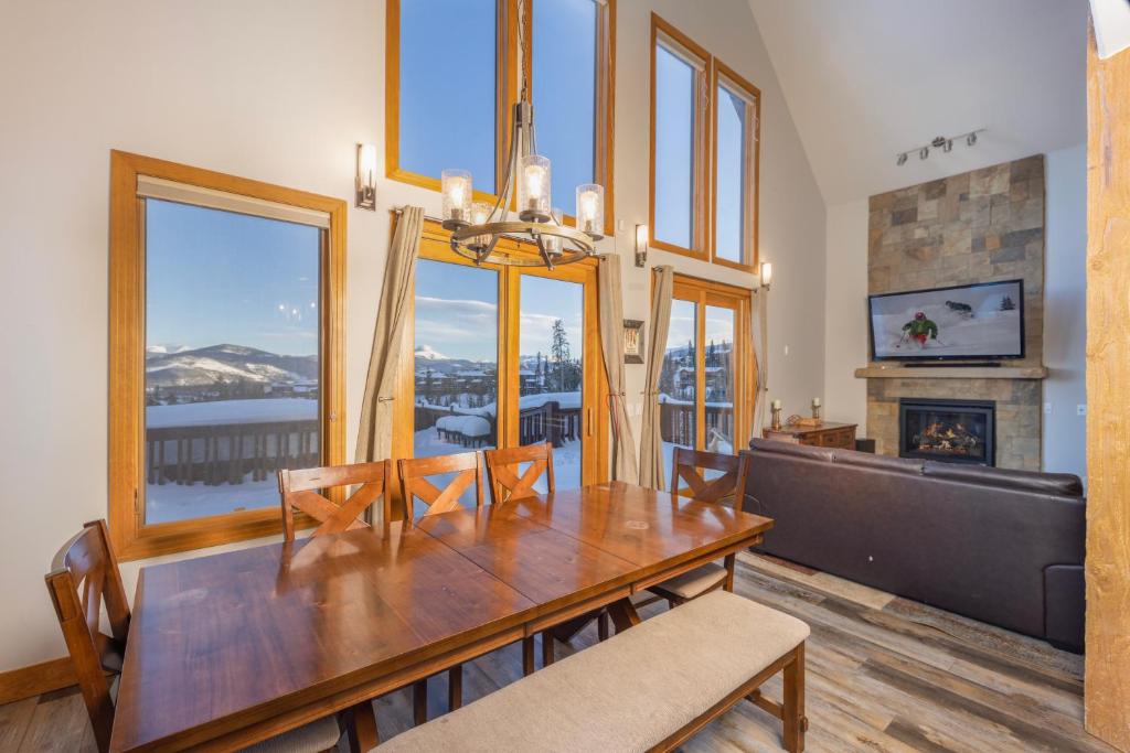 Beautiful 7 BEDROOM, 3 gathering areas, pool table, hot tub, and huge ...