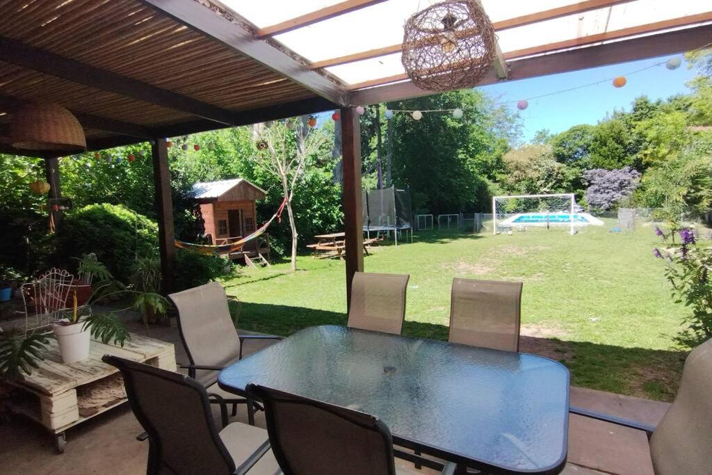 Casa con gran parque y pileta, City Bell (updated prices 2025)