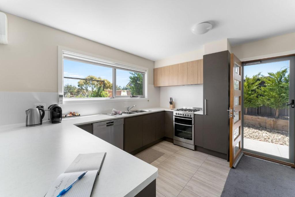 T Bar on Twynam - Modern 2BR Apartment l WiFi l Netflix l BBQ l Smart ...