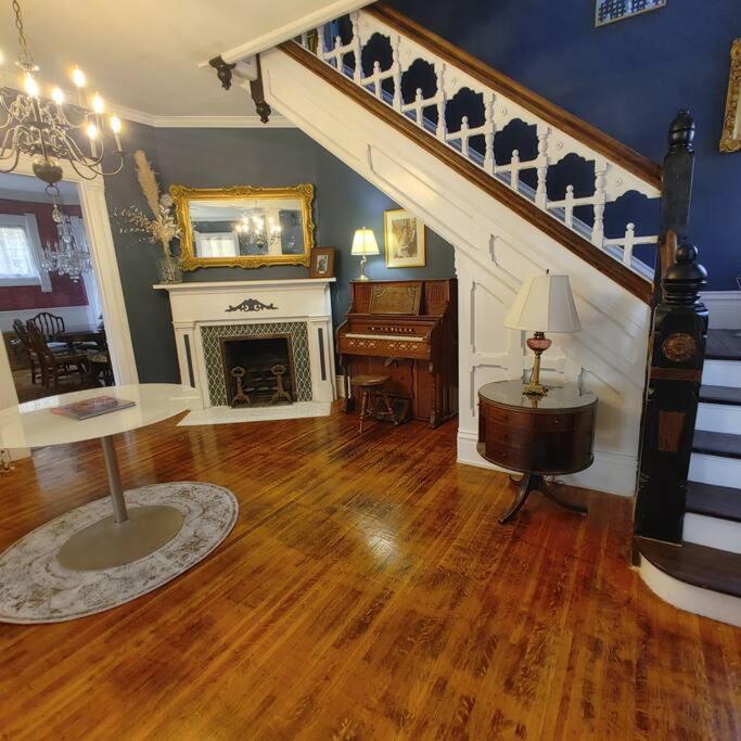 Historic Escape in Mansion Row - Sleeps 12!, New Albany – Aktualisierte ...