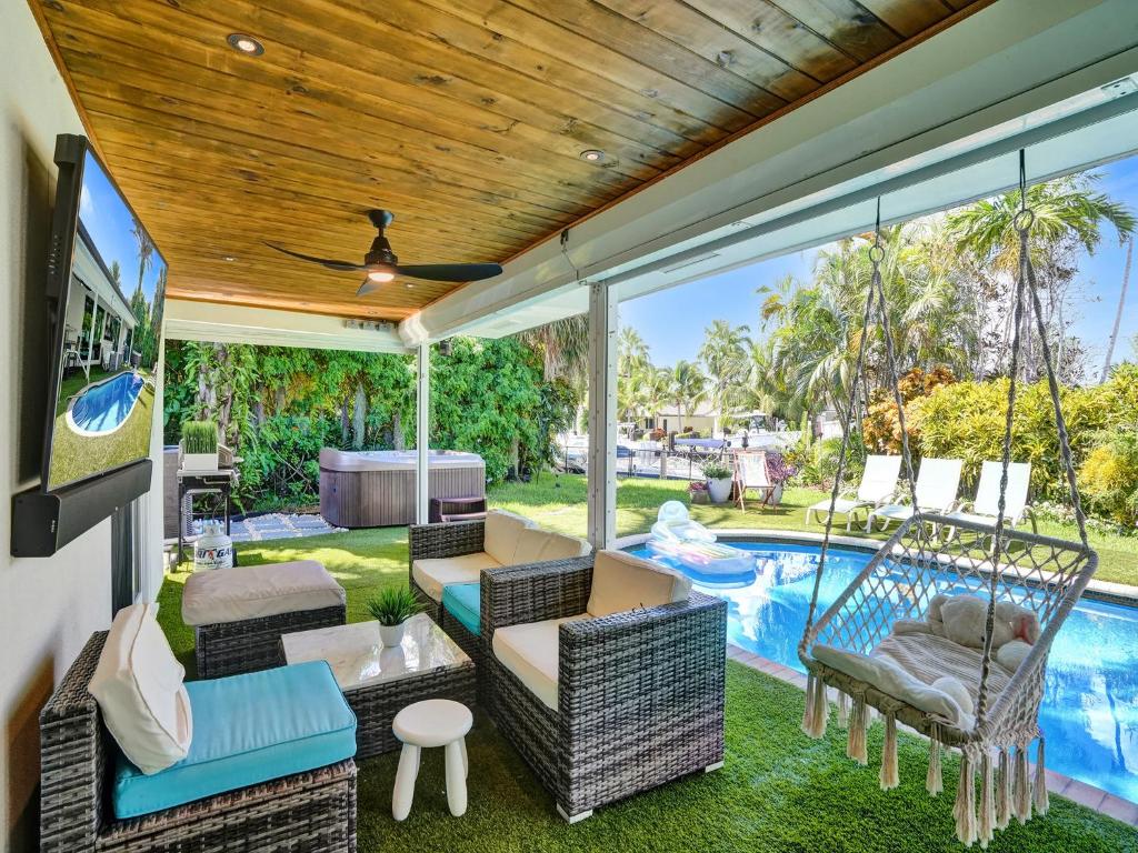 Amazing 5 bed house w pool, jacuzzi and your own boat, Lighthouse Point ...