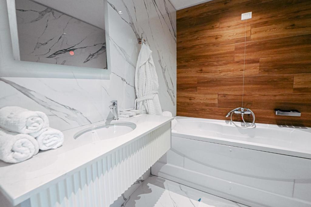 Royal G Max, Golem (updated prices 2025)