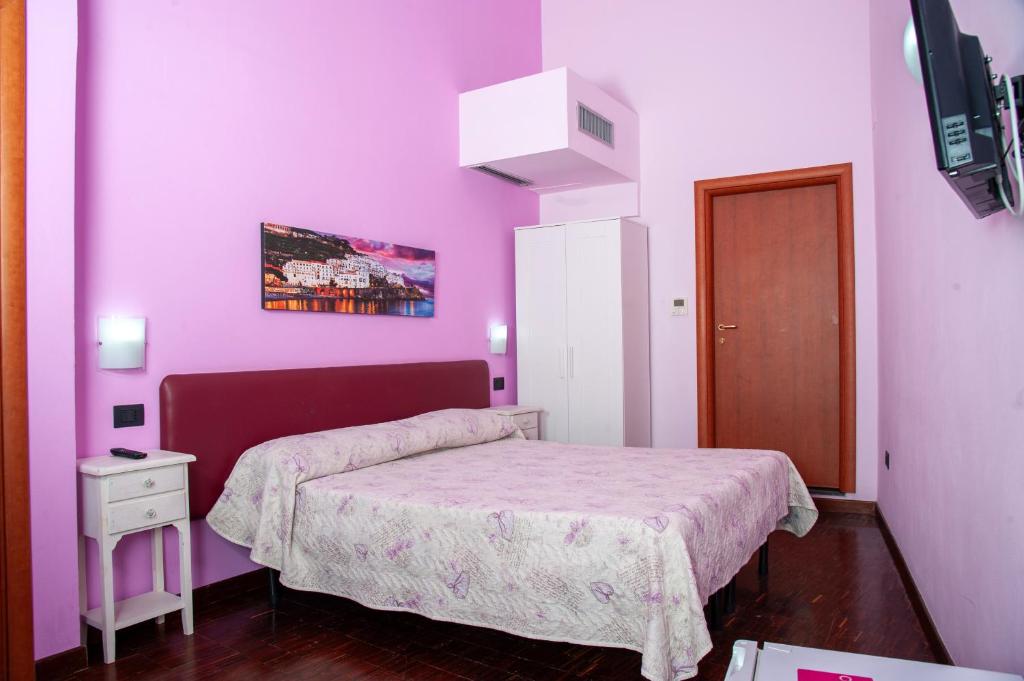 Palazzo Carafa della Spina room and apartment, Naples (tarifs ...