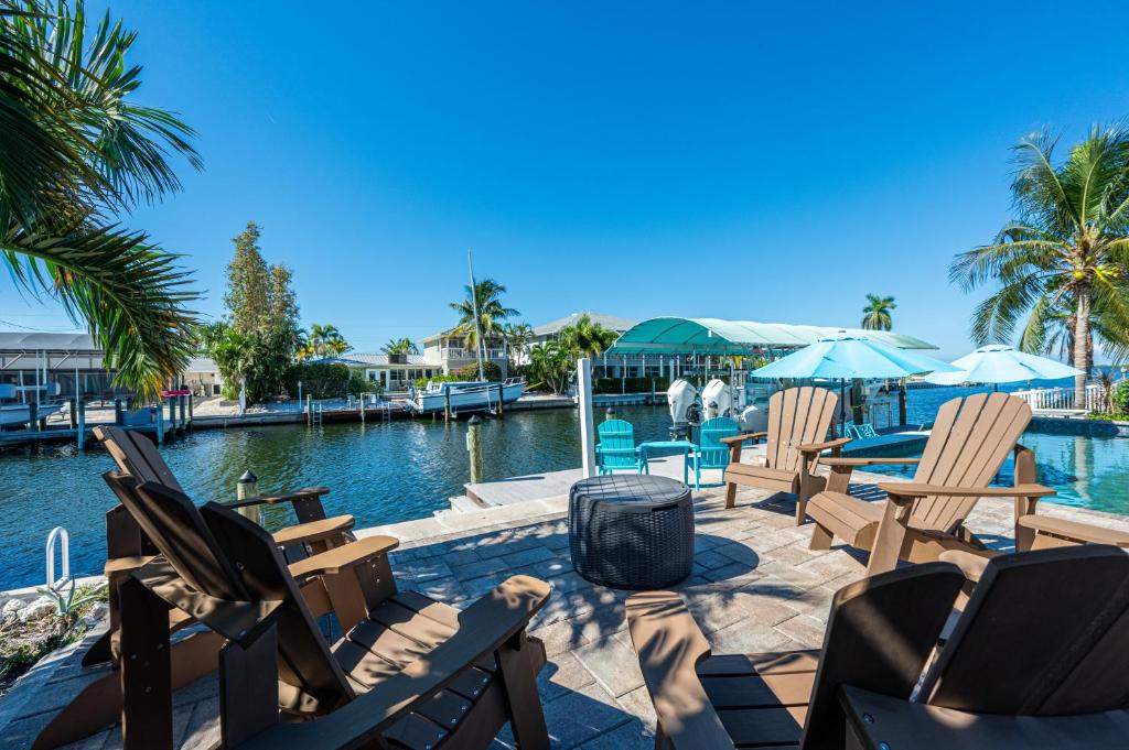 New Fully Remodeled 3 Bedroom Pool Spa Home on Private Canal home - Bradenton Beach, FL