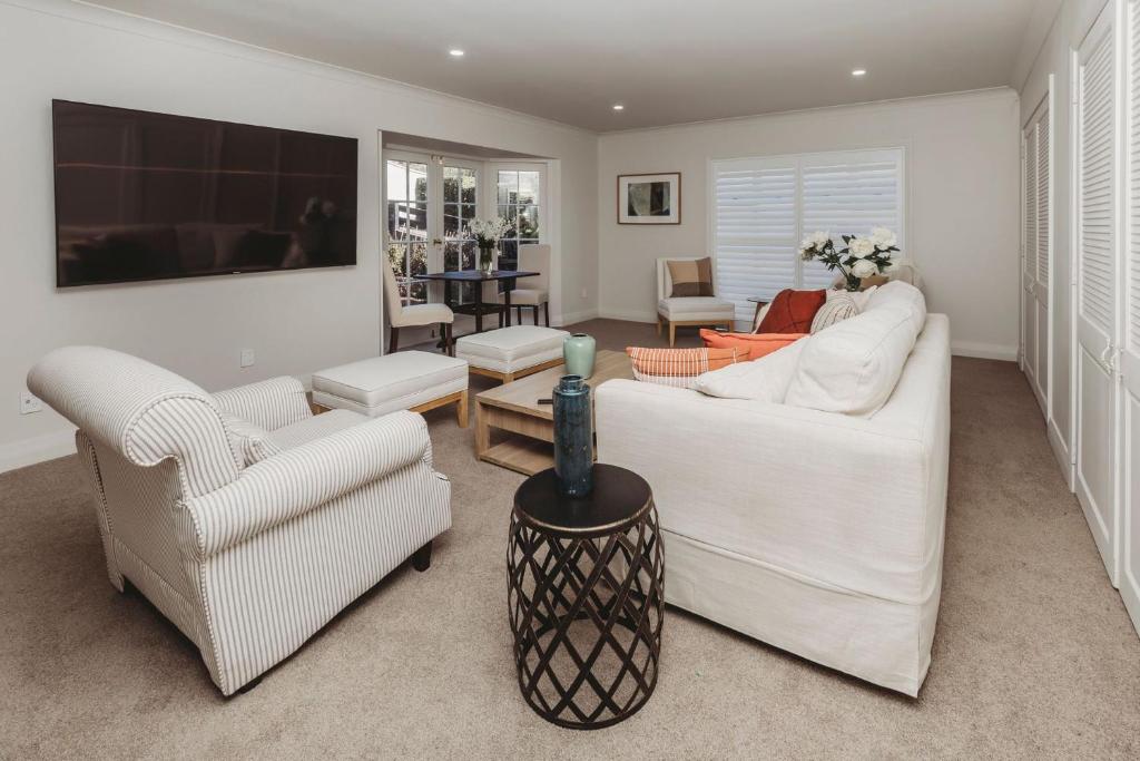 Fox Manor - Level One, Moturoa (updated prices 2024)