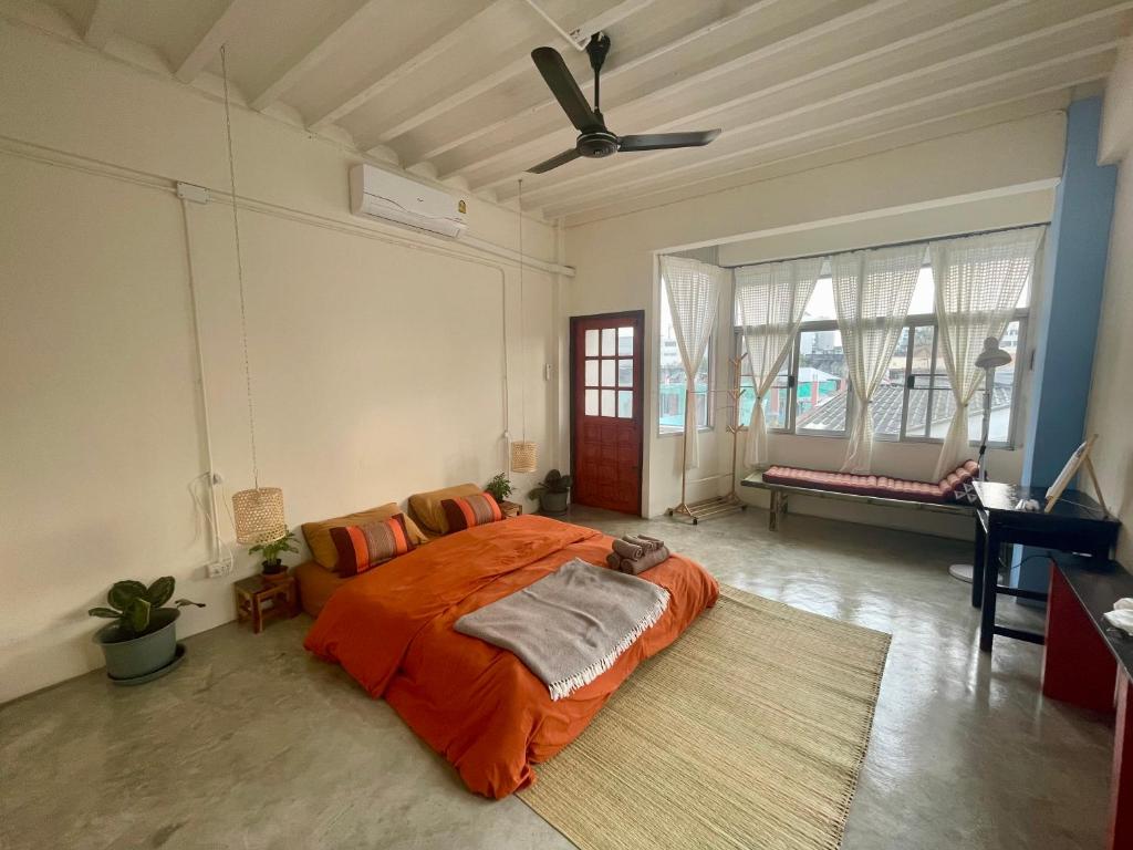 Baan KhaoSoi - Private room in a rooftop hostel 3rd floor, Khlong San ...