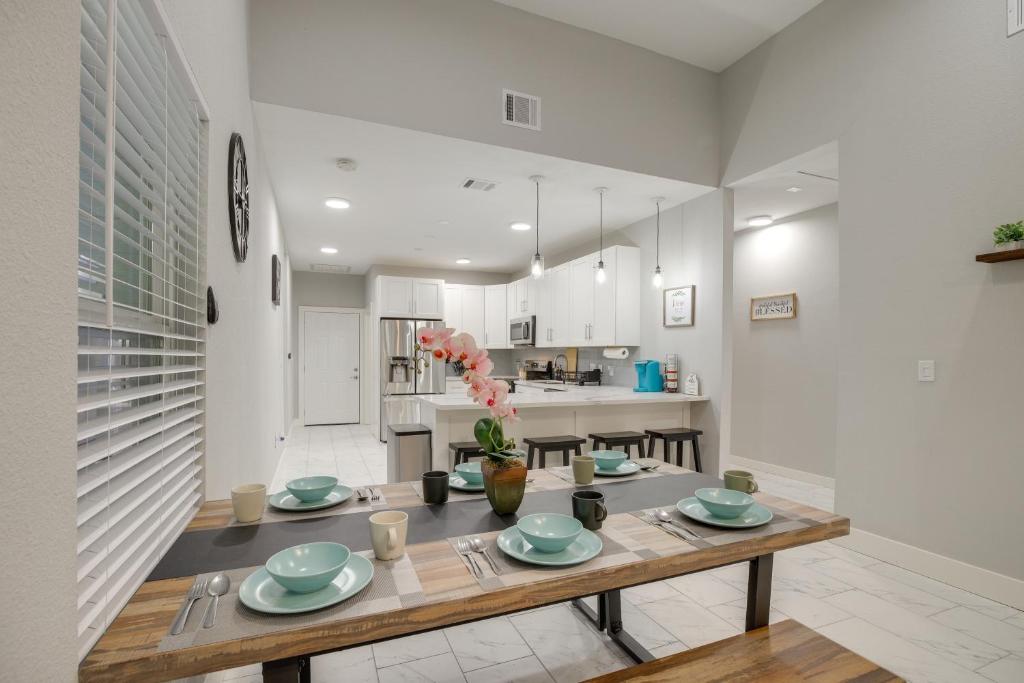 Gated Houston Home with Large Yard 4 Mi to Downtown, Houston (updated ...