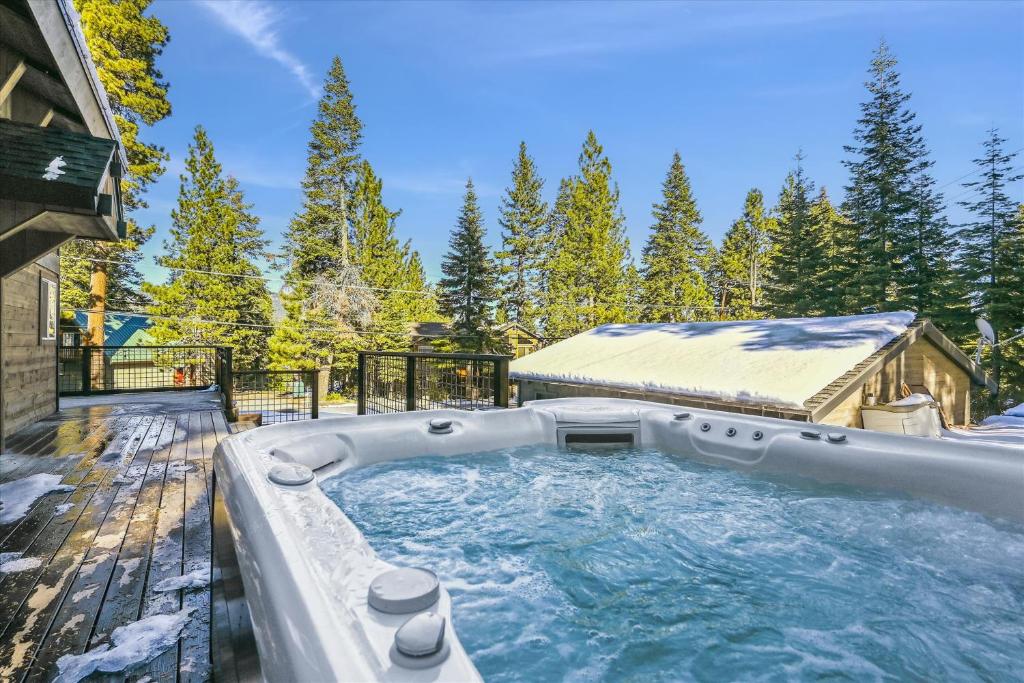 Granlibakken Getaway- West Shore Retreat-Central Location-Hot Tub-Near ...
