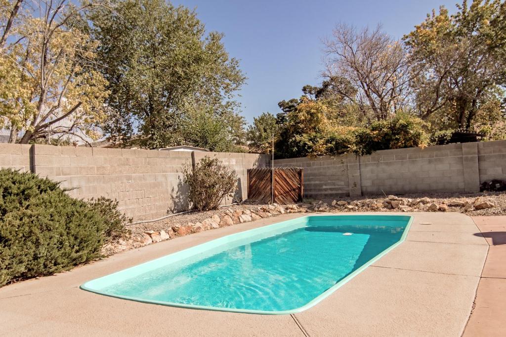 Bright & spacious home with pool, Albuquerque (updated prices 2025)