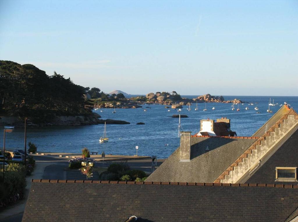 Superbe appartement duplex au centre de TREGASTEL vue sur mer - Réf 745 ...