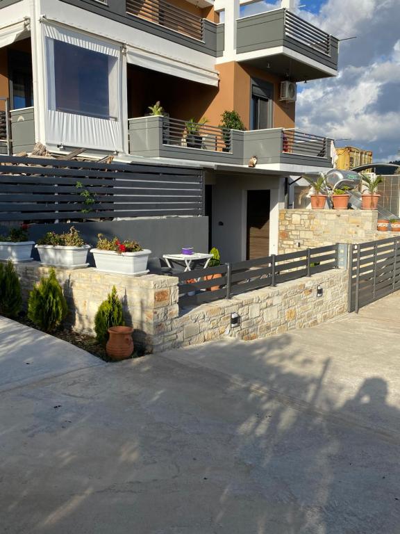 ΙΣΟΓΕΙΟ ΕΠΙΠΛΩΜΕΝΟ ΔΙΑΜΕΡΙΣΜΑ, Dhirrévmata – Updated 2024 Prices