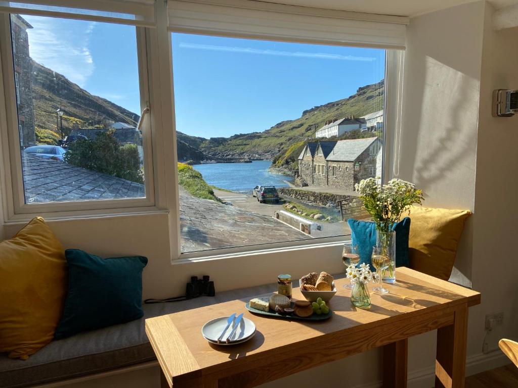 Harbour Light, Boscastle (updated prices 2026)