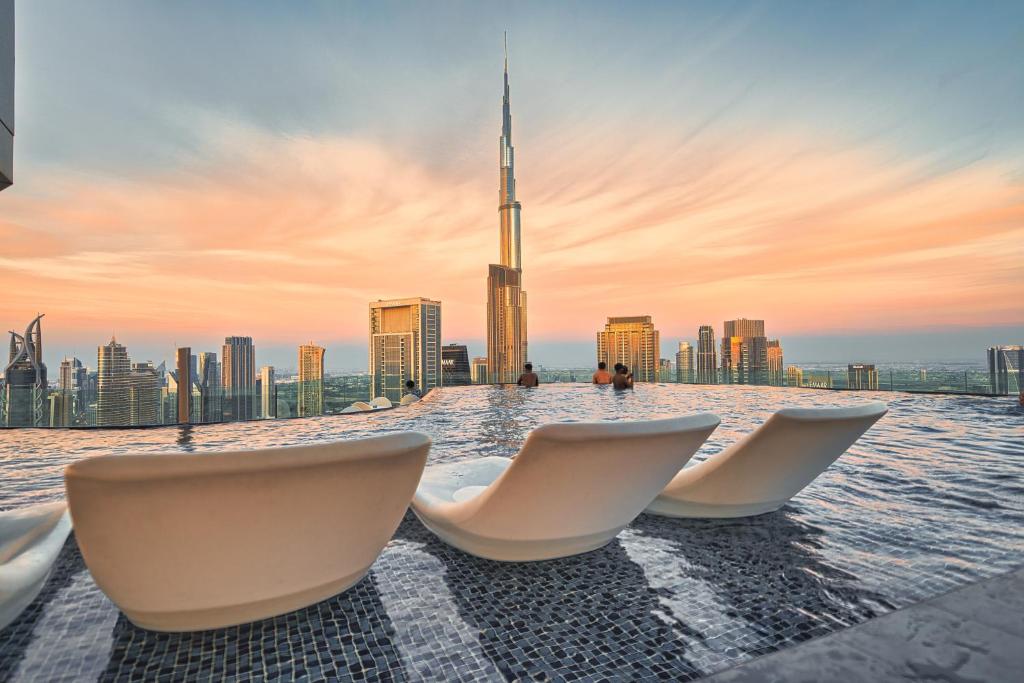 杜拜Magical Rooftop Pool In Downtown Dubai With Burj Khalifa & Sea View ...
