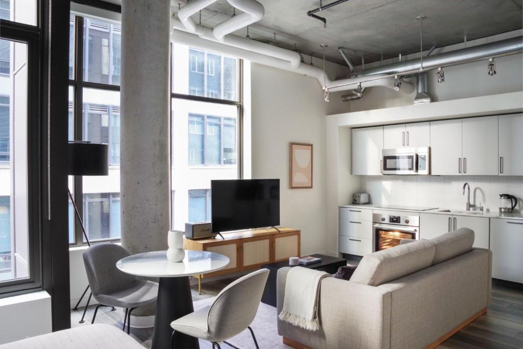 Bell Town studio w rooftop nr dining shops SEA-657, Seattle (updated ...